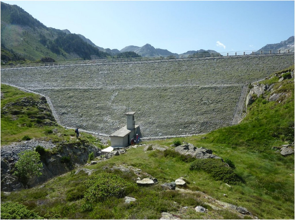 Behavior of Rockfill Dam under Dynamic Loading - Itasca Software